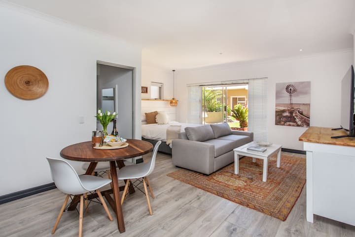 Penguin Executive Apartment - Somerset West