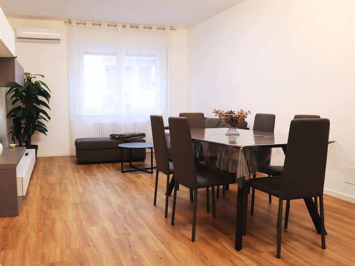Stylish & Comfortable Apartment In City Center - Pordenone