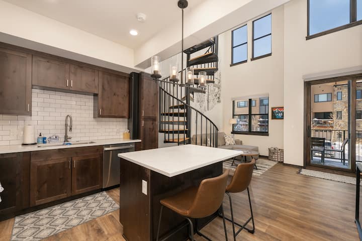 Like New 2 Bed/2 Bath W/private Hot Tub - Winter Park, CO