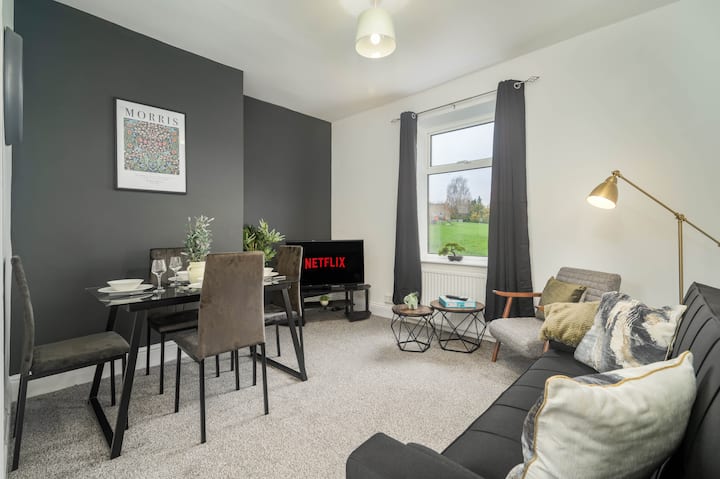 Ruby House - 2 Bed In Huddersfield Yorkshire - Huddersfield