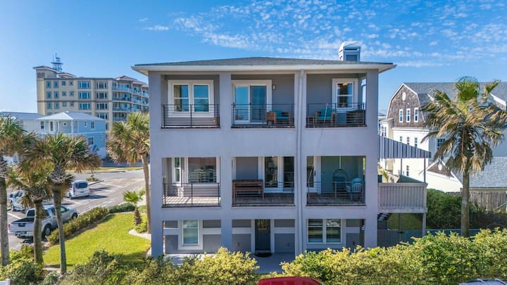The Grand Pelican - Oceanfront Estate - Sleeps 12 - Jacksonville Beach, FL