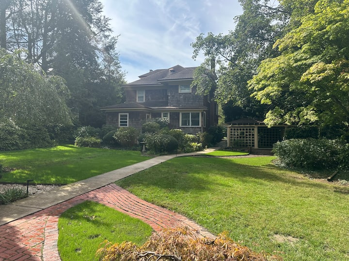 Beautiful Garden Home - Main St. Northport Village - Sunken Meadow State Park, Kings Park