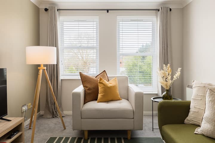 Stylish 2-bed In Leamington Spa W/ Parking - Royal Leamington Spa