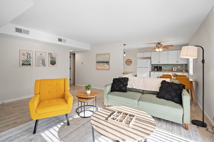 Stylish 2-bed Coralville Condo - アイオワ・シティ, IA