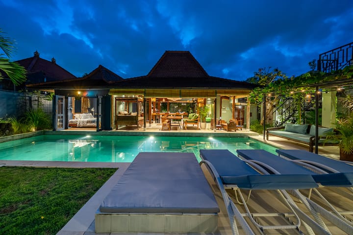 Private Villa Set In Lush Garden - Bali