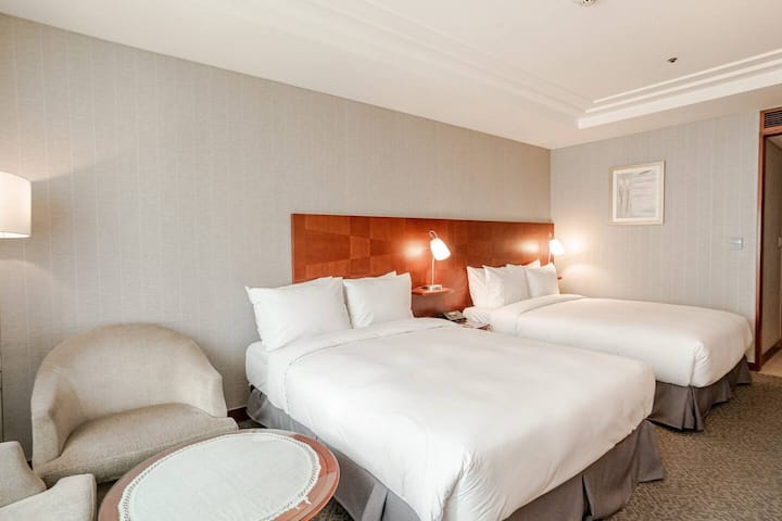 [코리아나 호텔] 광화문, 가족/친구 환영, 안전하고 깨끗한 호텔, 디럭스 패밀리 트윈 - Seoul