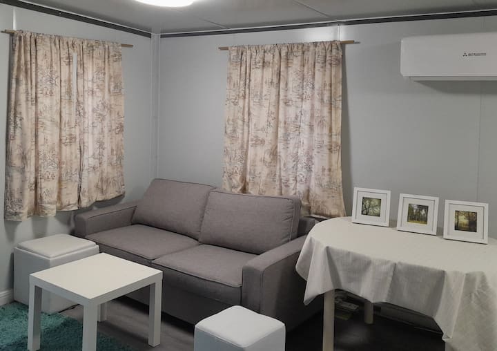 The Holiday Hut: Town Centre - Lightning Ridge