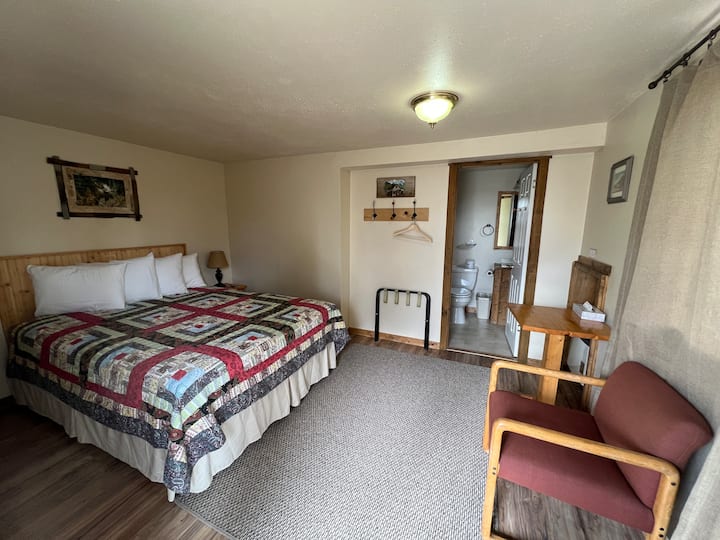 Queen Cabin #4 With Private Bathroom & Breakfast - Wrangell-St. Elias National Park