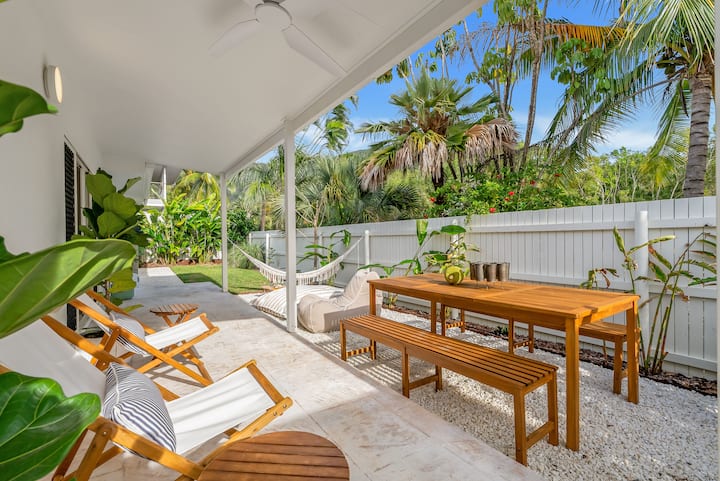 Cedar Villa: A Designer Pool House By The Beach - Palm Cove