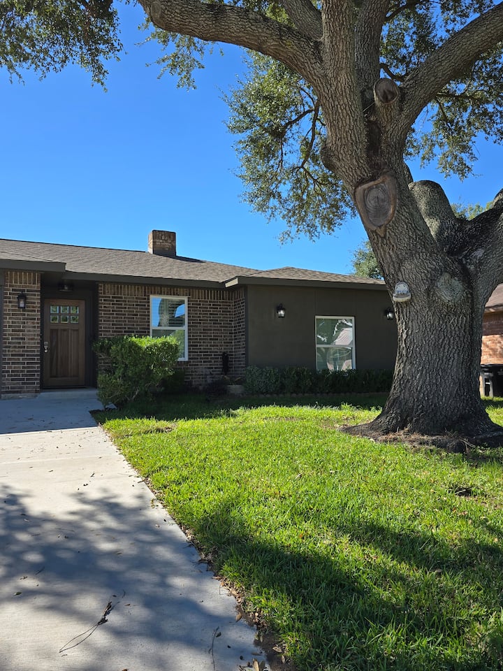 Newly Remodeled Comfy Home - Stafford, TX