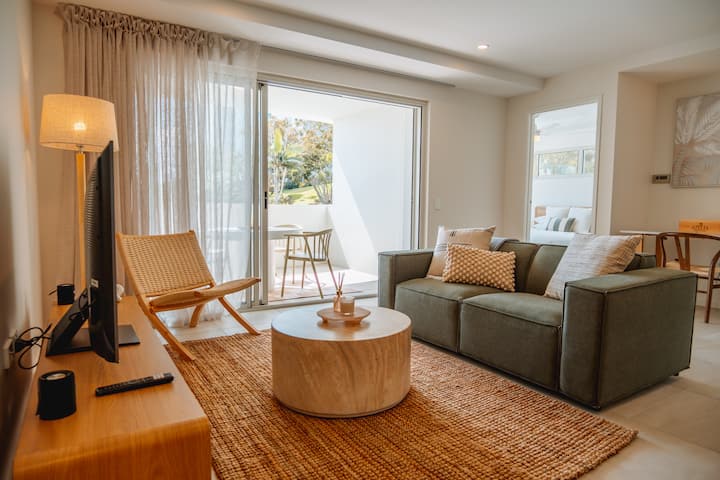 Stylish Kings Beach Retreat - Walk To Sand & Surf - Golden Beach