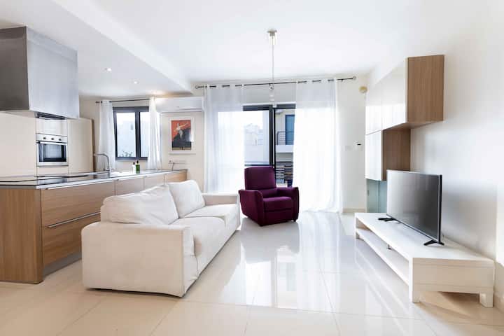 Modern Spacious 3bd 2bth Apartment - Wide Balcony - Valletta