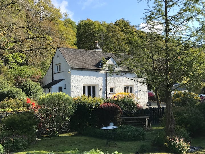 Half Way House, 17th Century Cottage By The River - Coniston