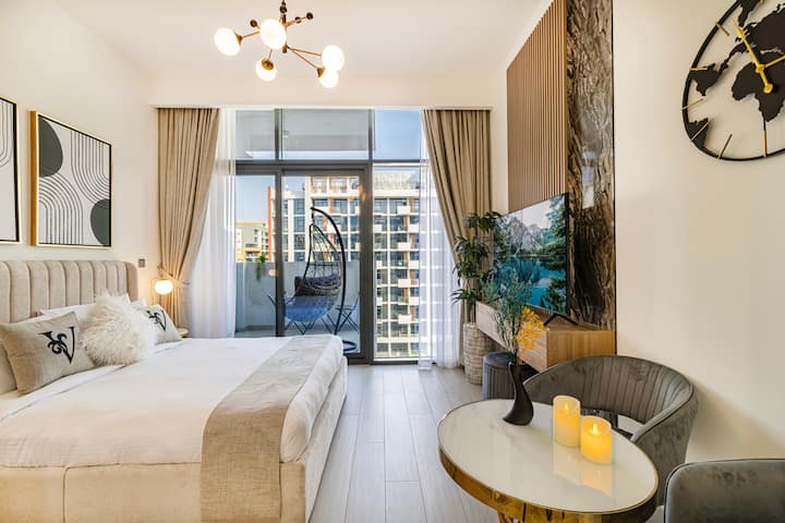 Bright Studio With Balcony |Stylish & Cozy Escape! - Aéroport de Dubaï (DXB)