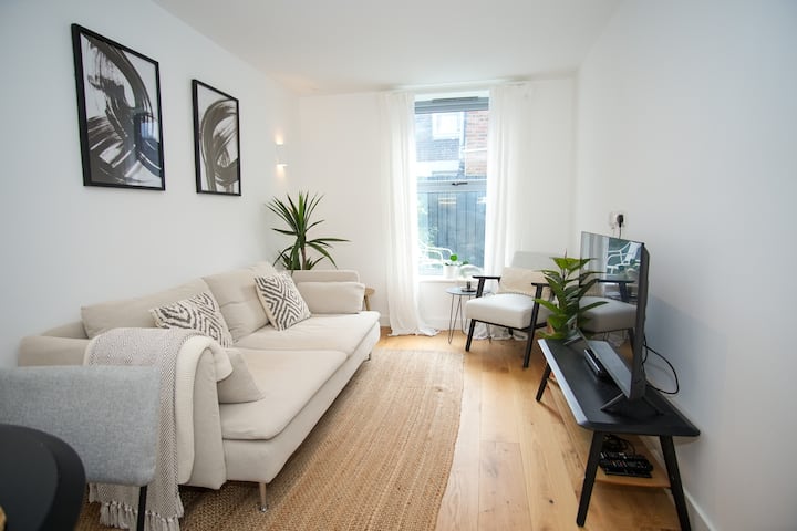 Seaside Apartment Long & Short Stay - Step Free! - Eastbourne