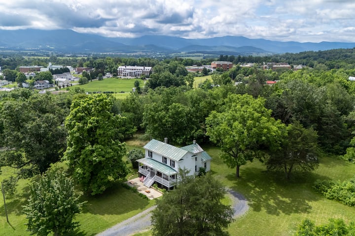 5 Acre Farmhouse In Luray | Close To Everything - Luray, VA