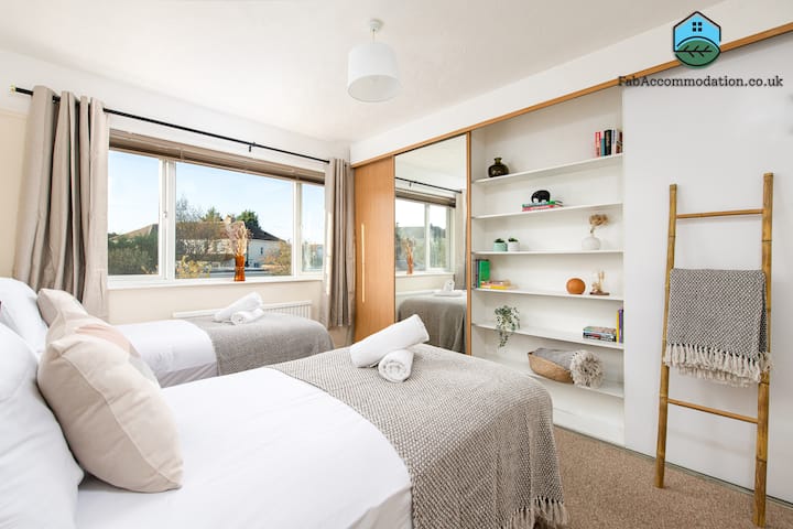 Long Stays-4bed House-parking-by Fabaccommodation - Filton