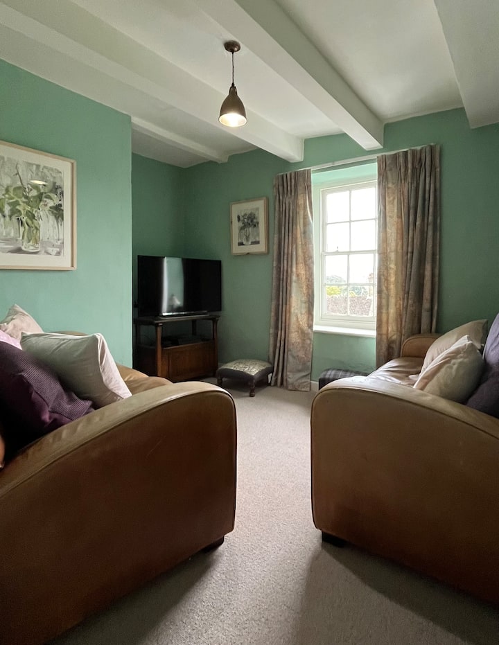 Central Period Flat With Views - Nailsworth