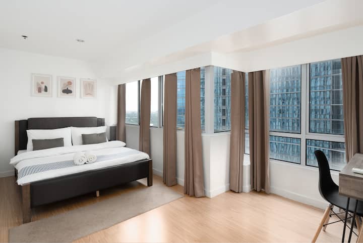 Modern Boho 2br Loft Central  Bgc, Mnl Golf View - Taguig