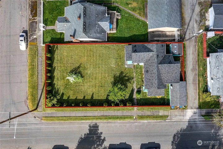 Massive 2br Pet Friendly House With Fenced Yard - Tacoma, WA