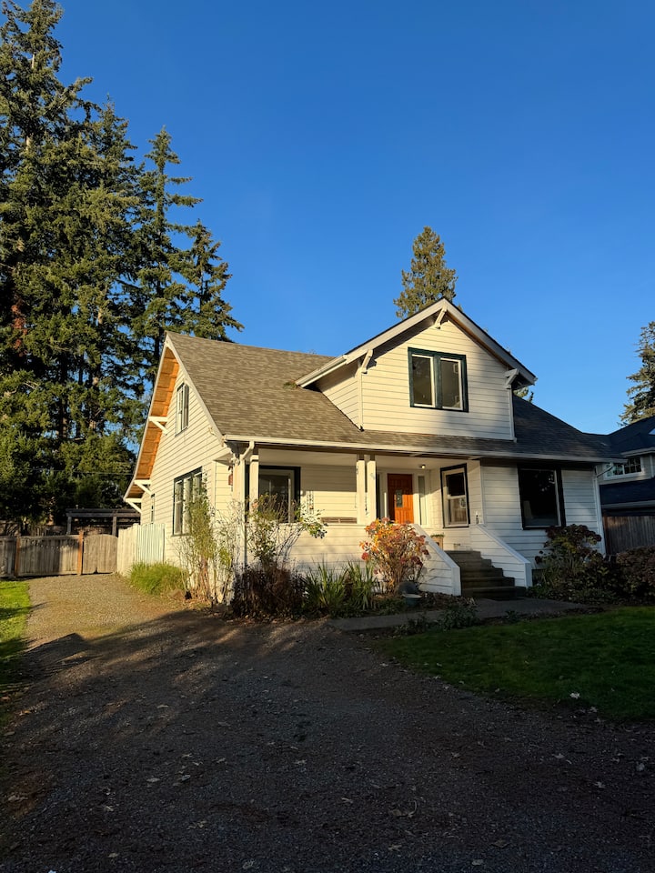 Kirkland Beach Bungalow - Kirkland, WA