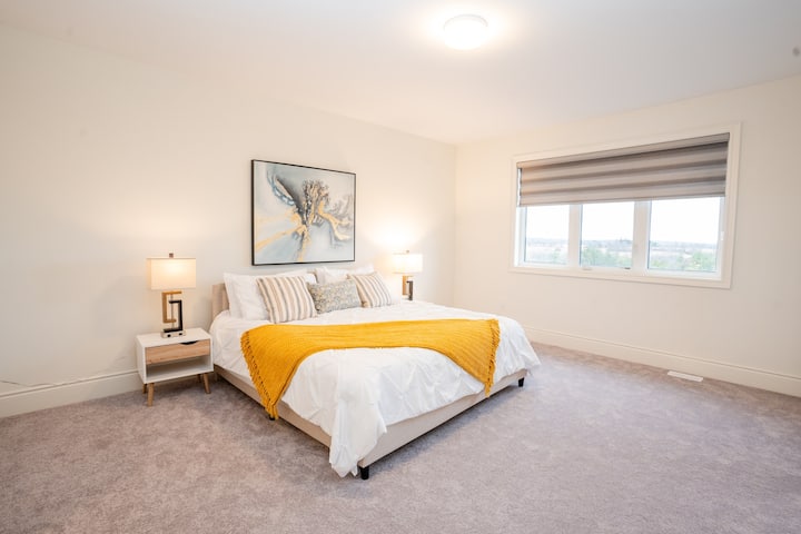 Tottenham Luxury Escape | New 4br, 3.5wr Retreat - Hockley Valley, ON