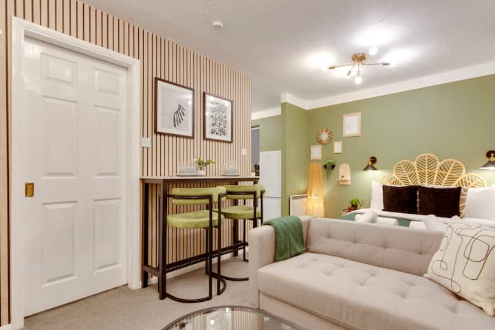 Stylish And Modern Studio Flat | Free Parking - Cambridge