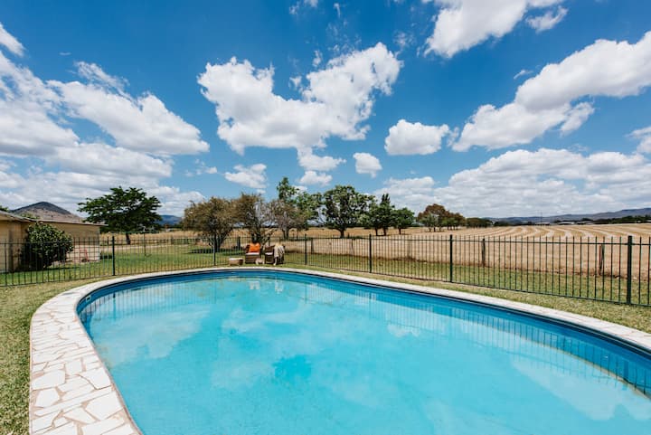 Burrundulla Farmhouse—poolside Country Allure - マッジー