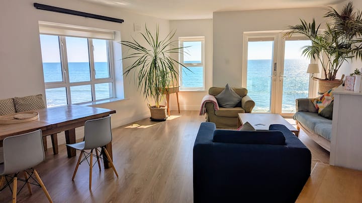 Ultimate Beachfront Duplex: Balcony Epic Sea Views - トラモア
