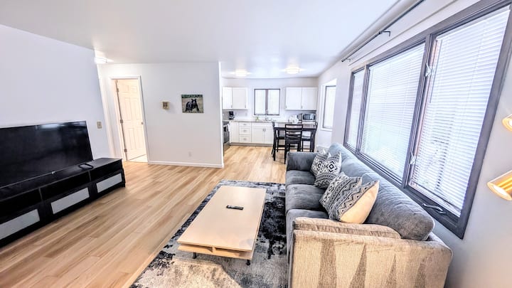 Bright & Spacious Downtown 2bdrm, King Bed! - Anchorage, AK
