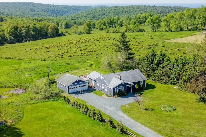 Mountaintop Retreat With Hot Tub & Panoramic Views - Livingston Manor, NY