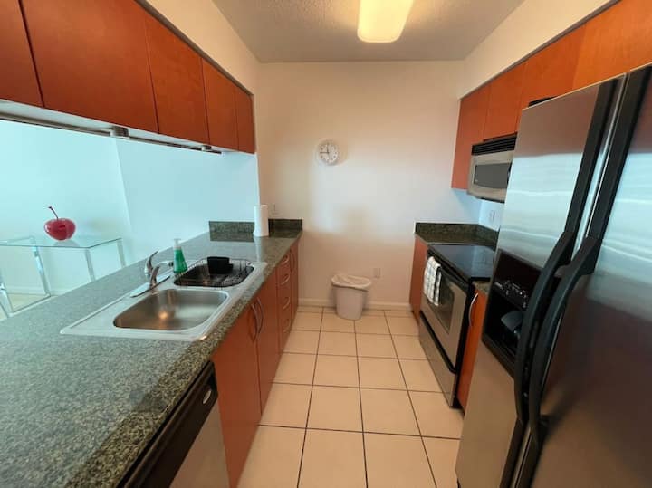 Beautiful Apt Ocean View + Balcony/free Parking - Miami, FL