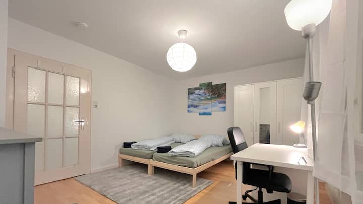 Möbliertes Zimmer 1v3, Berufstätigenwg (Lin10 1og) - Karlsruhe