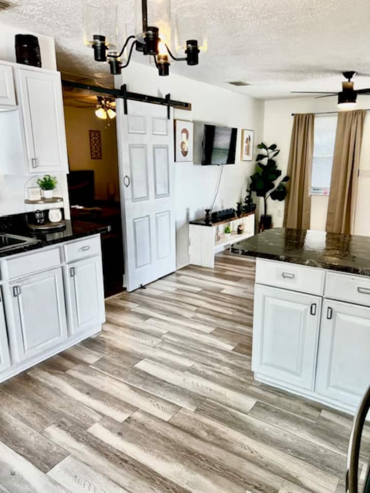 Cozy 1 Bedroom House With Marble Shower & Pool - Port St. Lucie, FL