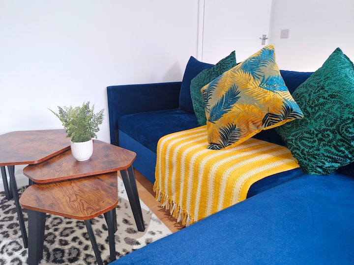 Lovely 2 Bed Heathrow + Parking - Hampton