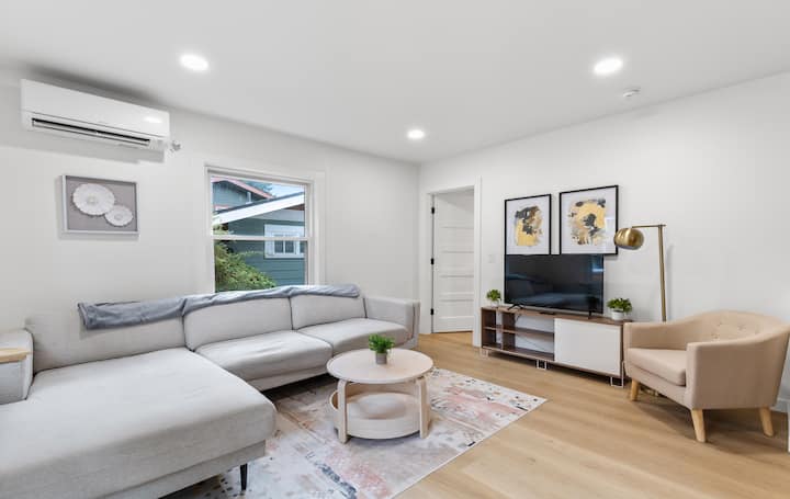 *New* Wfh North Seattle 3/1 W/ Designer Finishes - Shoreline, WA