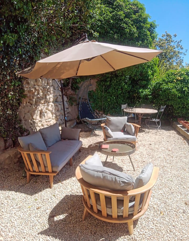 Vaugines Près De Lourmarin : Terrasse-patio-jardin - Cucuron