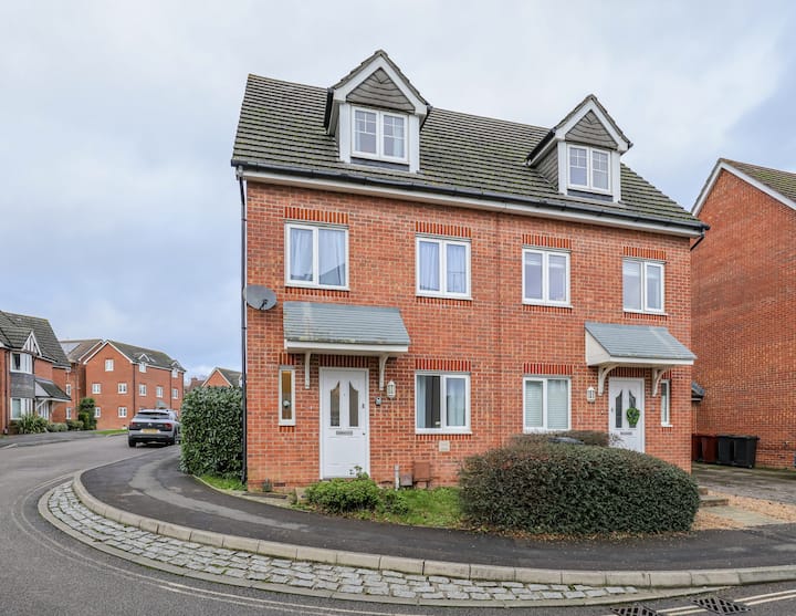Charming 4bed Home In Chichester - Chichester