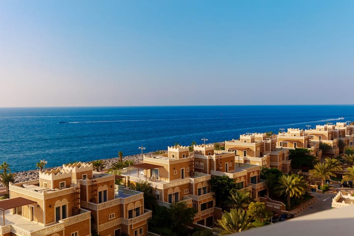 Charming Sea View 2bdr | Beach & Pool Access - Dubai