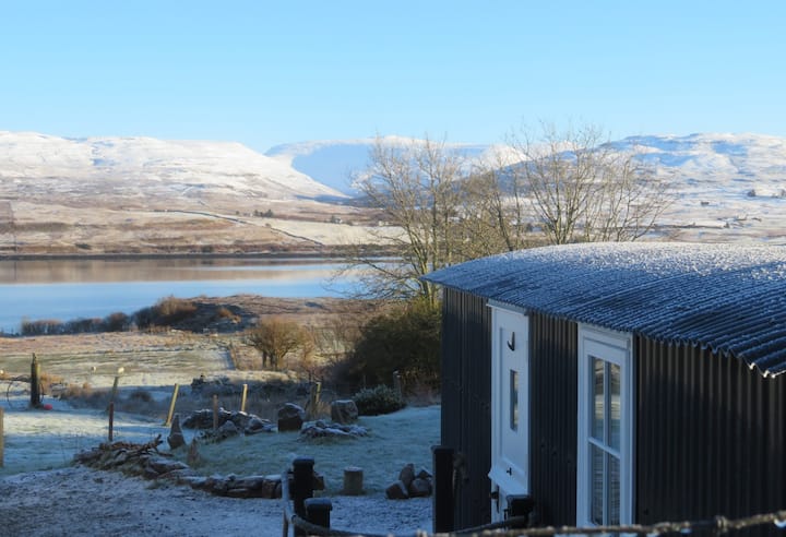 Seathrift Shepherd’s Hut On Loch Snizort Beag - Skye