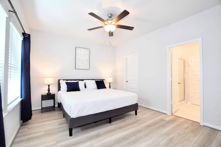 New Magnolia 5 Bed | 70 In Tv | King Bed | Office - Tomball