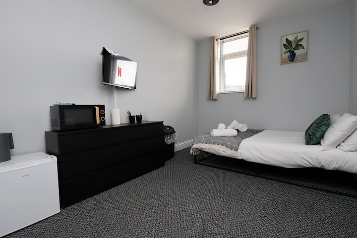 Work • En-suite • Fridge & Microwave • Smart Tv - Llanelli