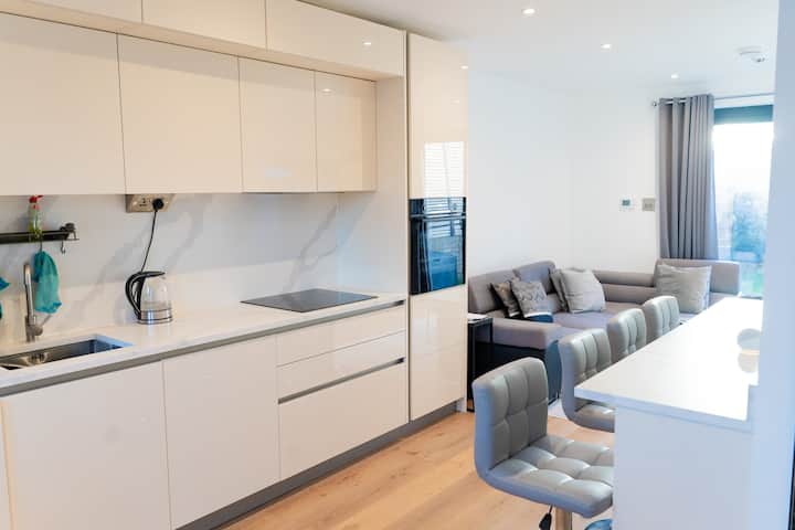 Modern 3br, 3ba W/ 86” Tv - Romford