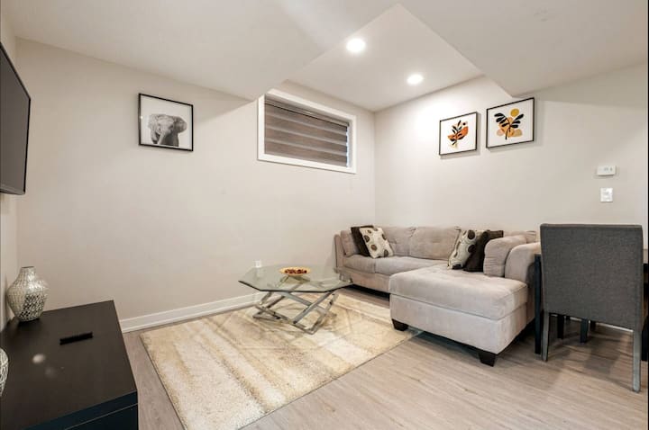 Modern 2-bedroom Retreat Near Airport & Banff! - Calgary