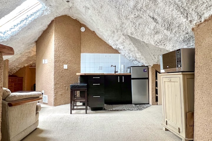 University Attic Suite - Funky And Friendly - Edmonton