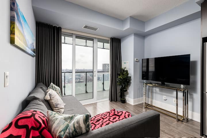 Stylish Condo With Lake & City Views! - Toronto, ON