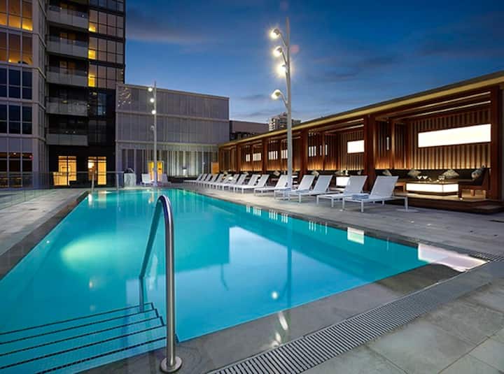 Stylish Condo With Gym, Pool, Lake & City Views! - Toronto
