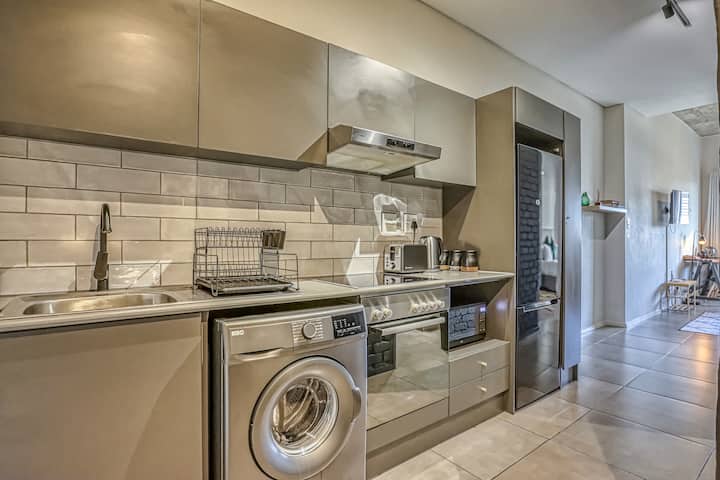 Modern Exec Sandton Apartment - Sandton