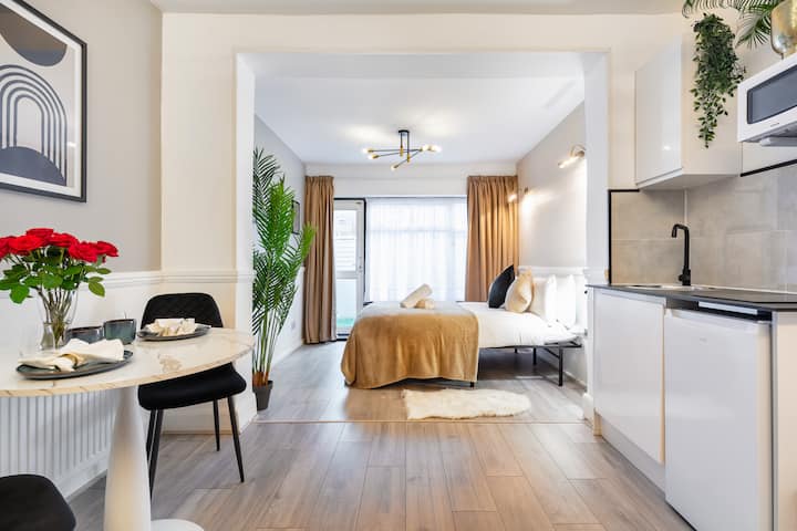 85.2 - Modern Boutique Apt With Private Garden - London