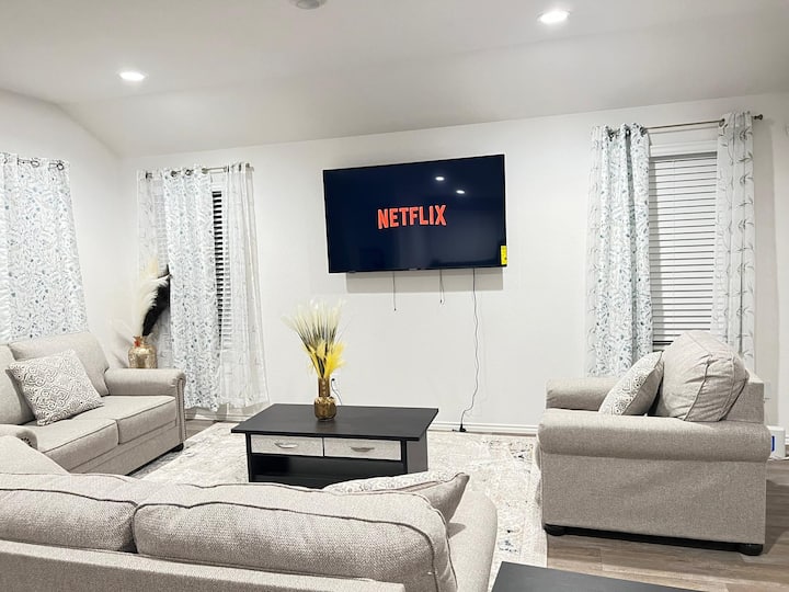 Spacious Comfort Awaits-5br Perfect For 12 Guests. - 列治文